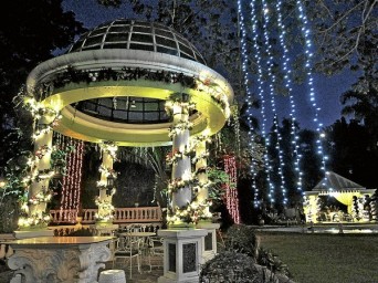 Ricky Reyes learns to let go–beginning with his Valle Verde mansion ...