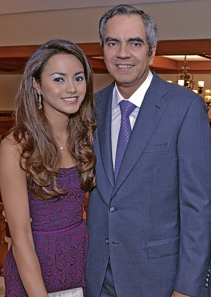 1-week stay at Bradleys’ Provençal mansion auctioned off in VIP benefit ...