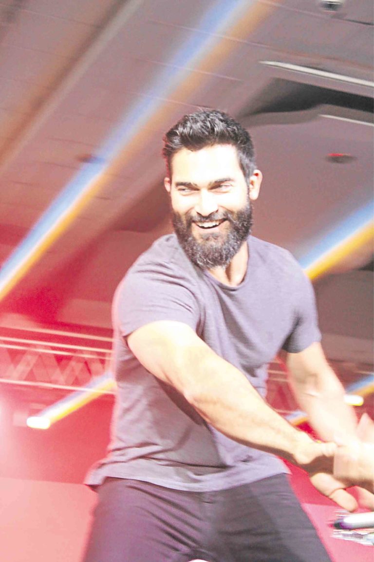 Tyler Hoechlin sinks his teeth into role as TV’s Superman | Lifestyle ...