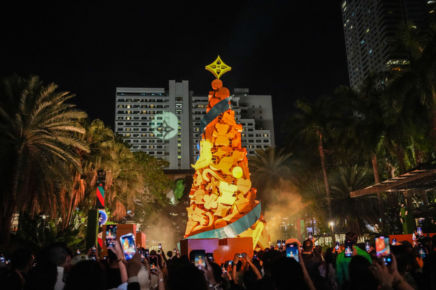 Louis Vuitton's stunning 55-foot tree lights up the Ayala Malls ...