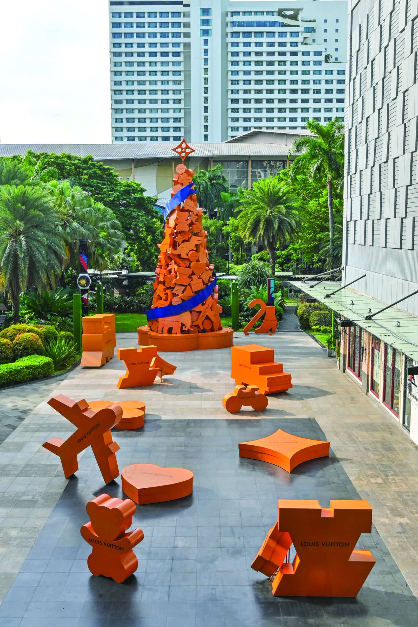 Louis Vuitton's stunning 55-foot tree lights up the Ayala Malls ...