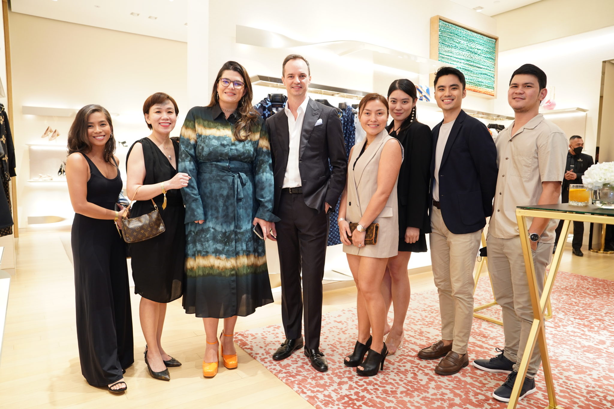 Louis Vuitton's stunning 55-foot tree lights up the Ayala Malls ...