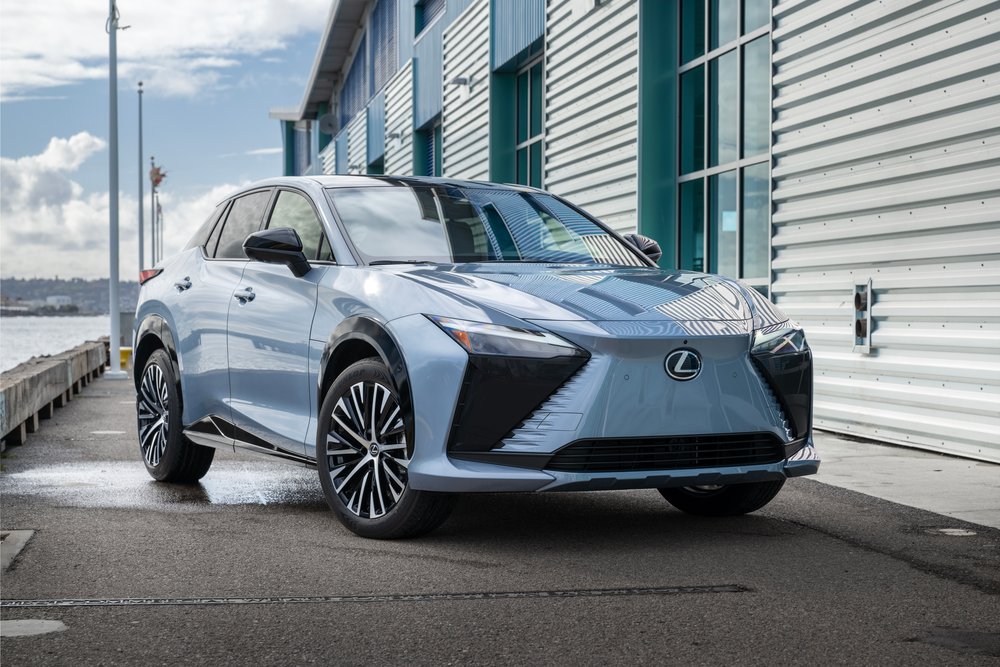 Lexus drives into a new chapter with the all-electric RZ 450e ...