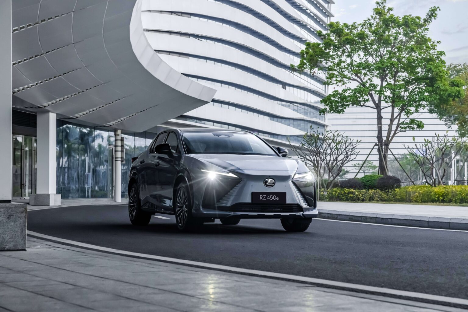Lexus drives into a new chapter with the all-electric RZ 450e ...